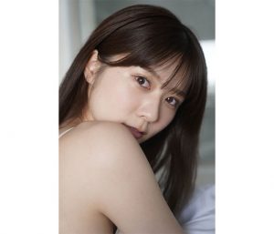 AKB48・清水麻璃亜、「週プレ」初ソログラビアで魅せる透明肌で釘付け！ | WWSチャンネル