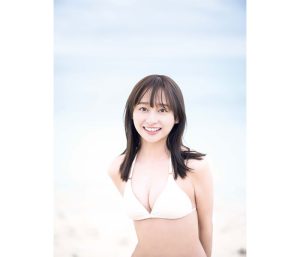 日向坂46・影山優佳、透明肌に映えるビキニ姿が起用されたポストカード絵柄公開 | WWSチャンネル