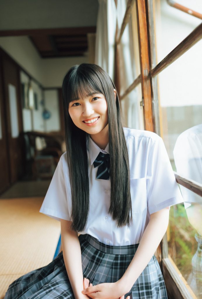 櫻坂46・的野美青、海辺の街で夏の表情をのぞかせた制服グラビア披露！現役JKアイドルが集結する「B.L.T. SUMMER CANDY 2023」発売 | WWSチャンネル